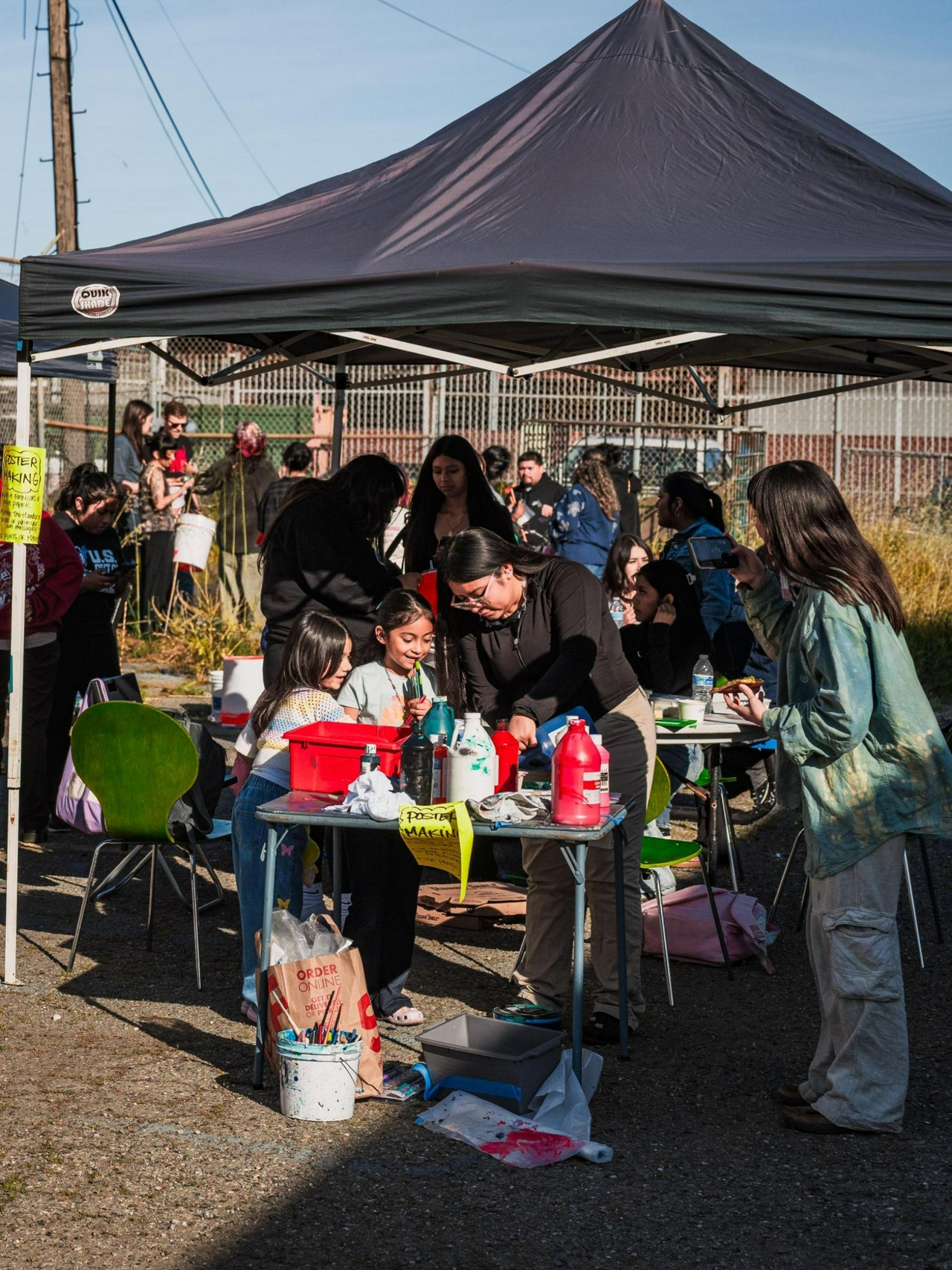 Oakland Sin Fronteras hosts art build ahead of May Day — Fight Back! News